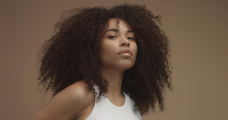 Cheveux crépus : 5 idées de coiffure pour une soirée